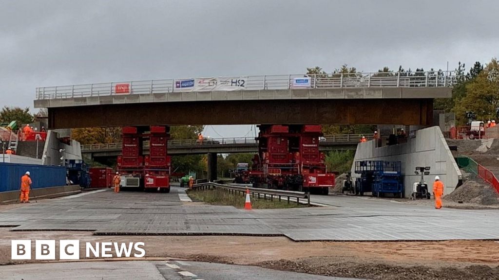 Solihull HS2 bridge lowered into place - BBC News