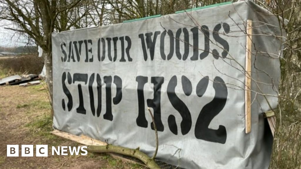 HS2 protesters waiting for eviction to begin after papers served - BBC News