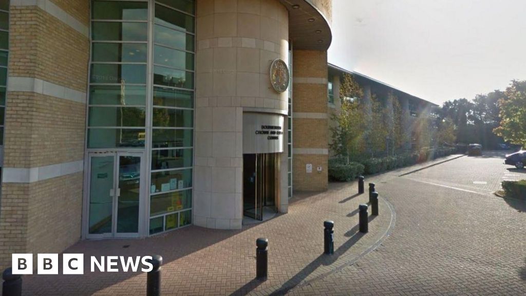 Trowbridge man pleads guilty to stalking woman - BBC News
