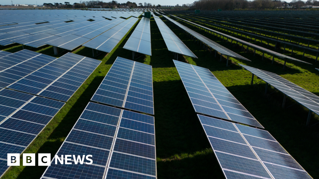 Burbage: Solar farm scheme approved near beauty spot - BBC News