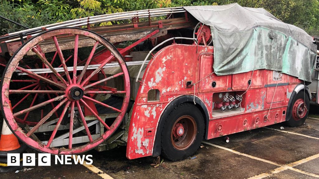 Antique Welsh fire engines in Skewen looking for new home - BBC News