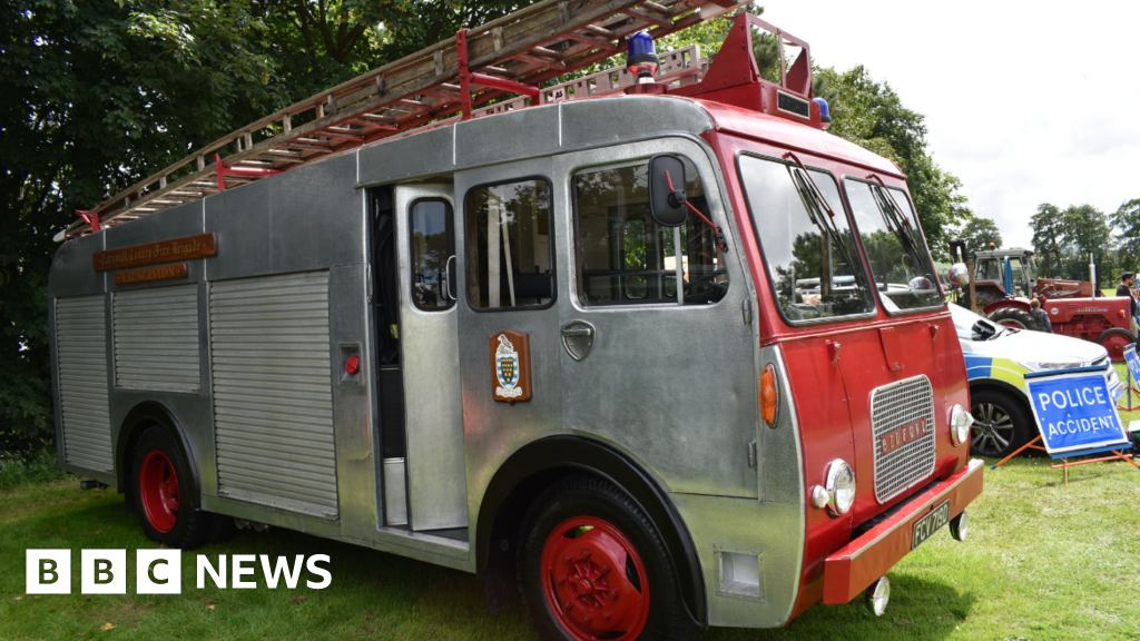 Vintage fire engine and classic cars join Wheels in Wadebridge