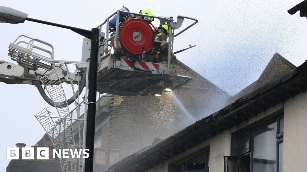 Luton Labour Club Fire: Adjacent buildings evacuated - BBC News