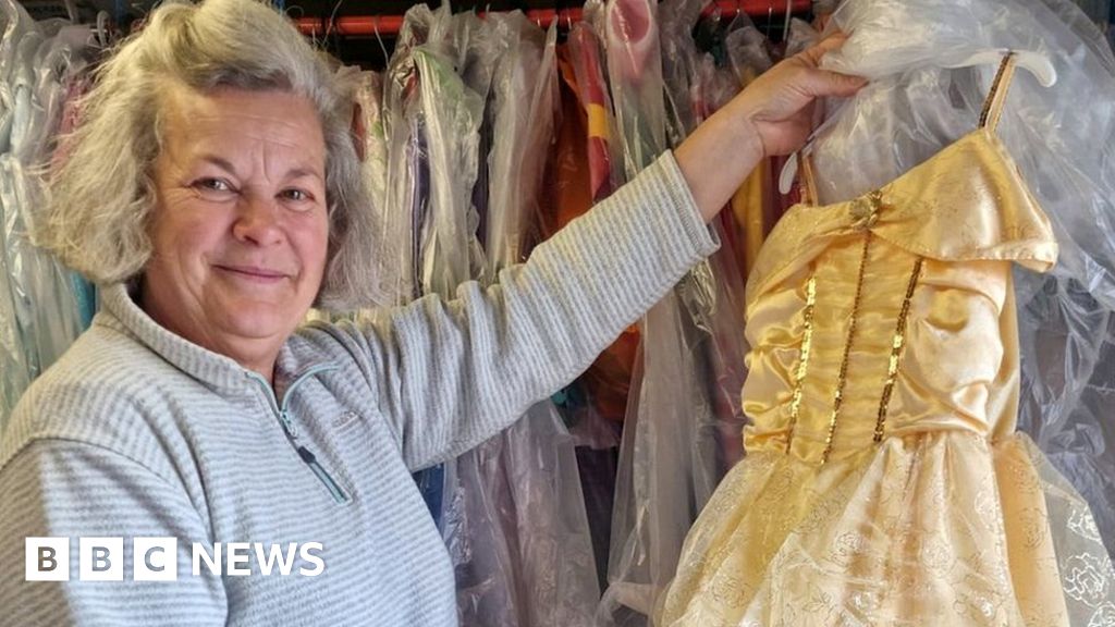 Free Norwich fancy dress service set up to help families - BBC News