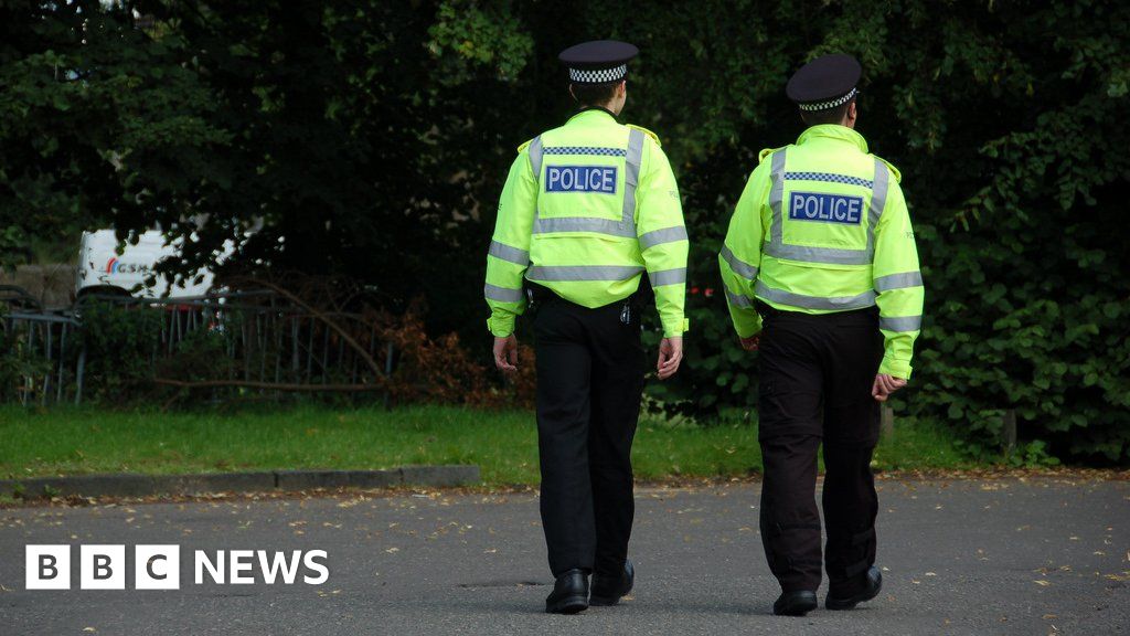 Police Scotland told to focus on local communities - BBC News
