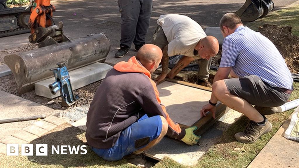 Winchcombe meteorite driveway to go on display - BBC News