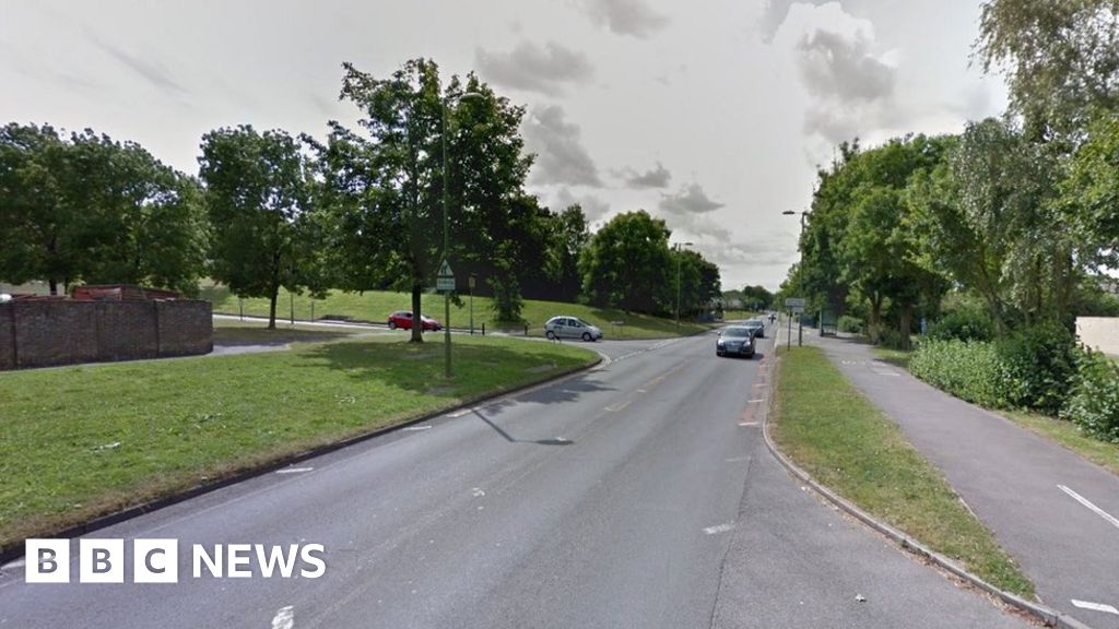 Basingstoke crash: Motorcyclist dies and driver arrested - BBC News