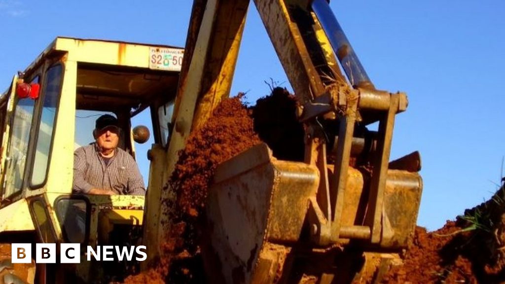 'I love digging,' says elderly Canadian who dug own grave - BBC News