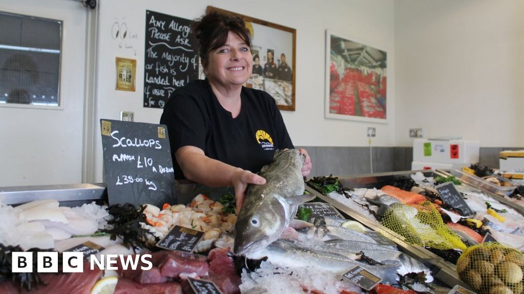 Newlyn fish expert is first UK female master fishmonger - BBC News