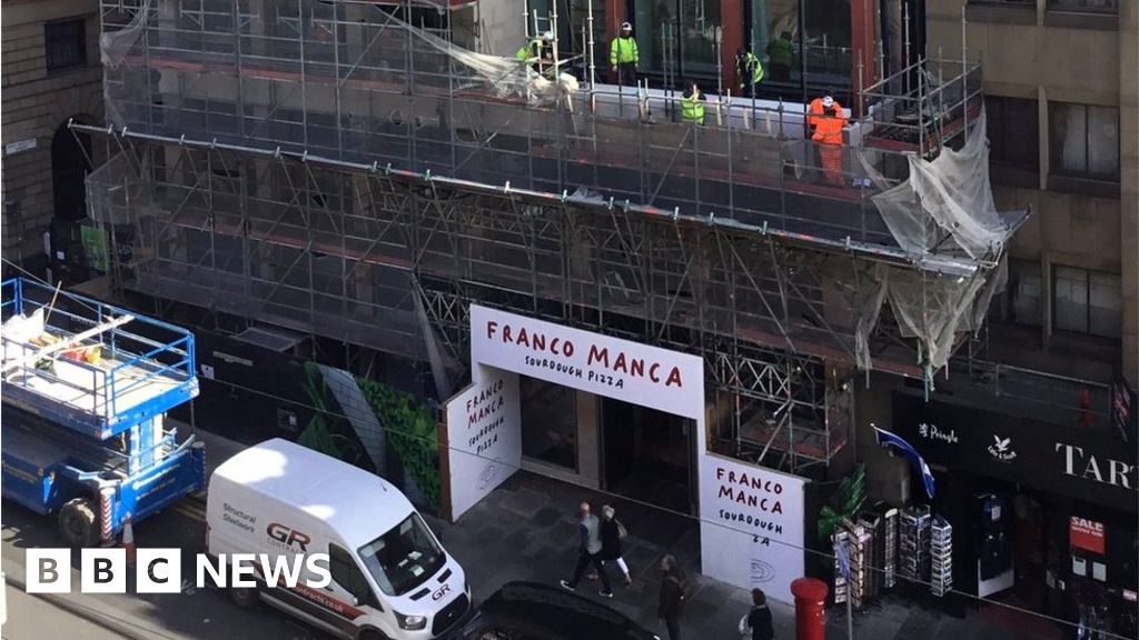 Hammer falls from Edinburgh scaffolding onto man's head - BBC News