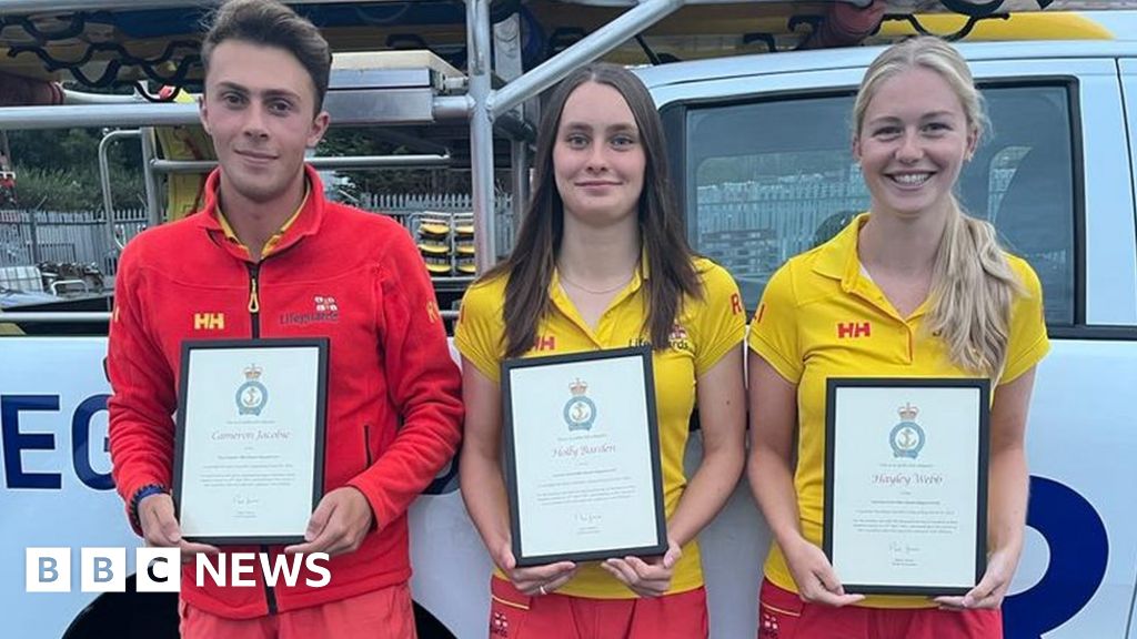Lifeguards commended for capsized Wirral boat rescue - BBC News