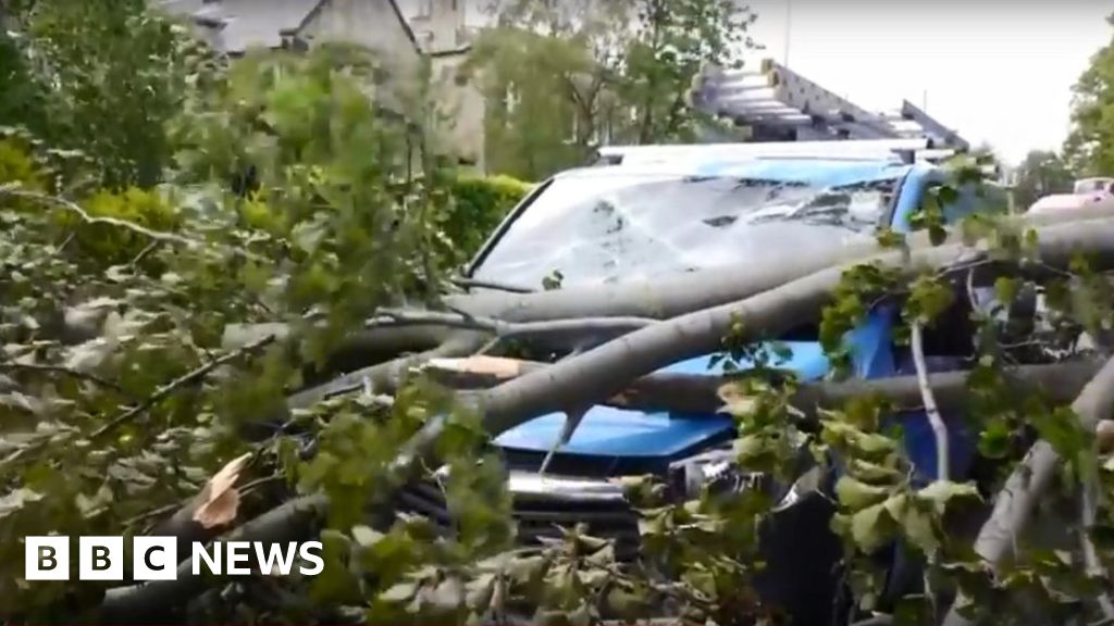 Woman seriously injured in Edinburgh as storm hits - BBC News