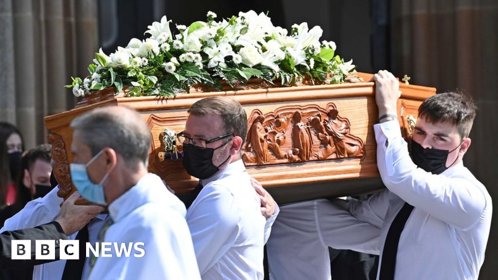 Samantha Willis: Funeral of woman who died with Covid-19 after giving ...