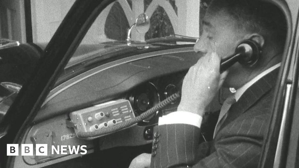 BBC Rewind 100: Looking at the early days of car phones - BBC News