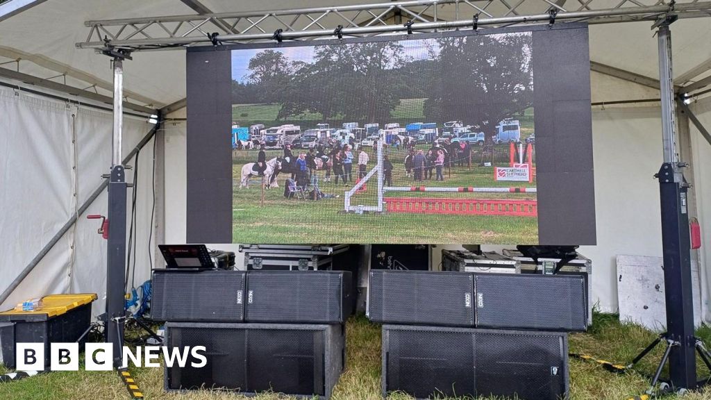Skelton Show puts up big screen for England-Switzerland game - BBC News
