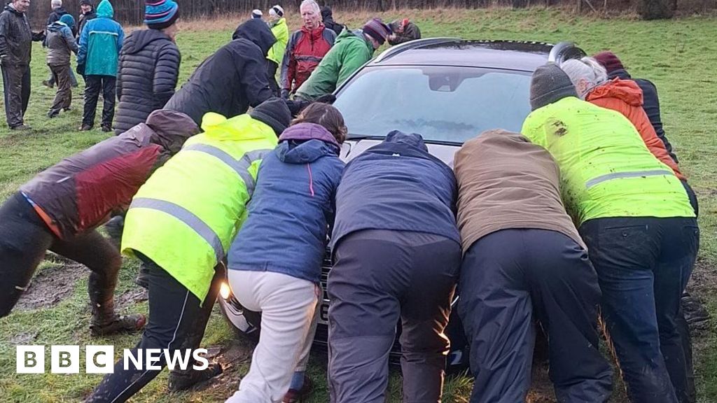 'Amazing' community effort to free stranded cars in Cold Ash - BBC News