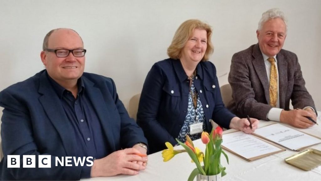 Cornwall Council signs agreement supporting the creative sector - BBC News