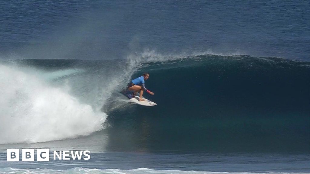 Bethany Hamilton: One-armed surfer topples world number one - BBC News