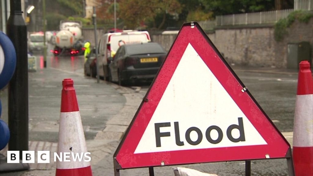 UK flooding: Storm Angus causes more travel disruption - BBC News