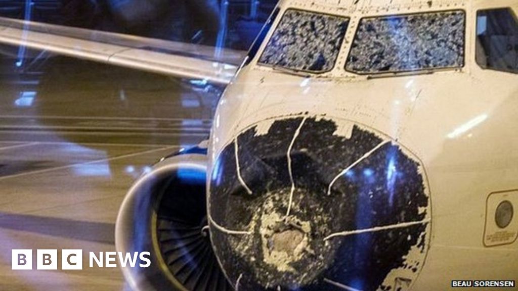 Emergency landing for US plane as hail shatters windscreen - BBC News
