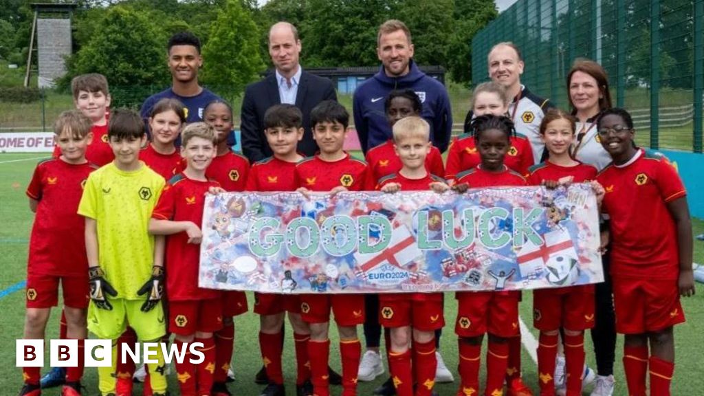 Wolverhampton school to take handmade banner to Euros final - BBC News