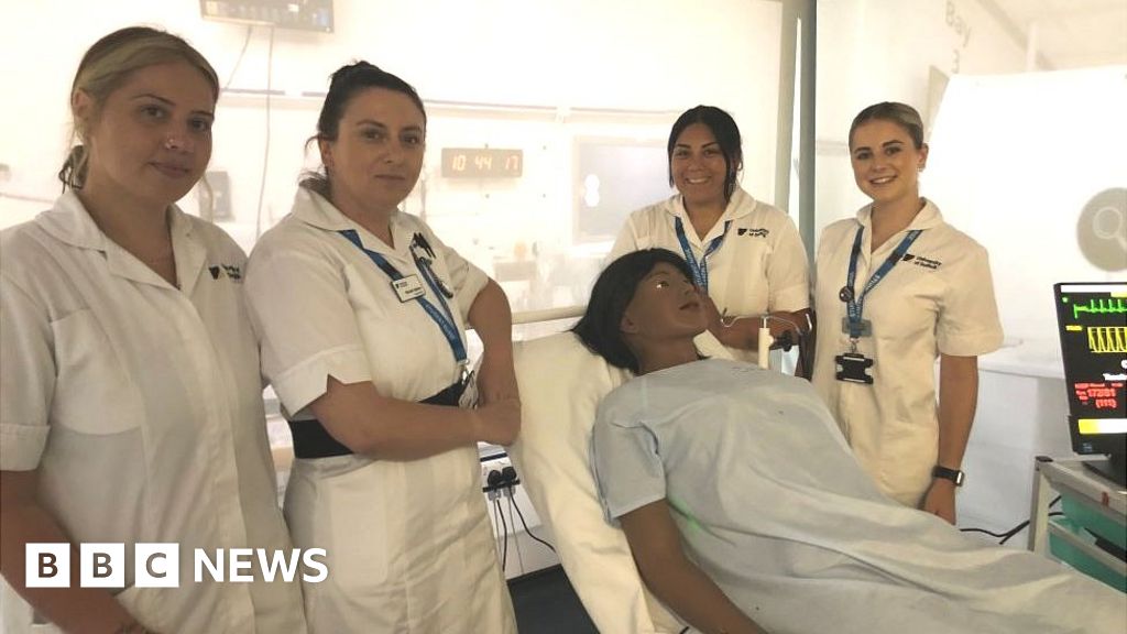 Suffolk student nurses training in new immersive building - BBC News