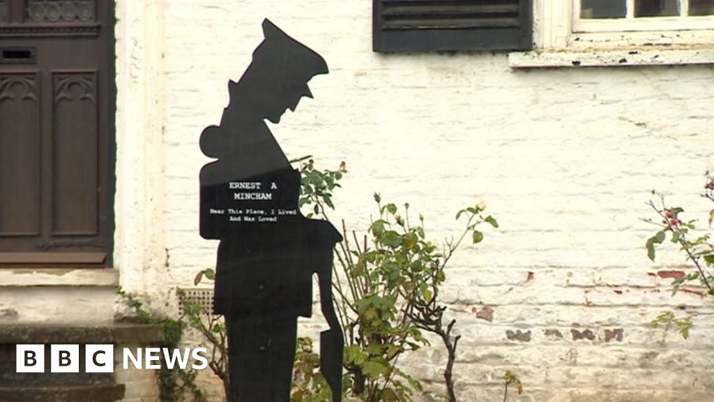 Walkington silhouettes as village remembers its WW1 dead