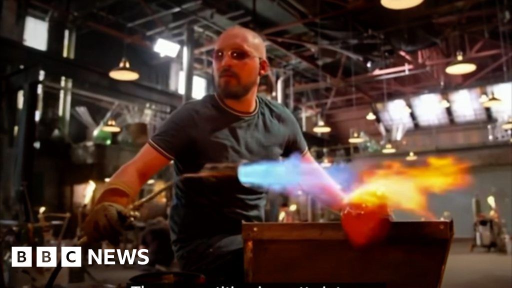 Glassblower Elliot Walker comes to Plymouth College of Art