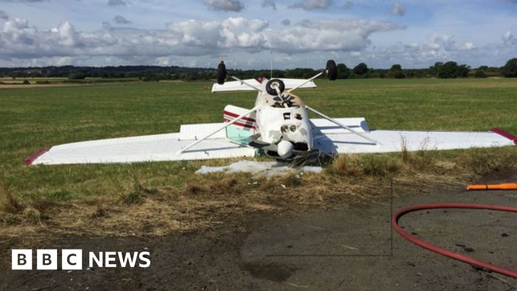 Aircraft crashes at Wolverhampton Halfpenny Green Airport - BBC News