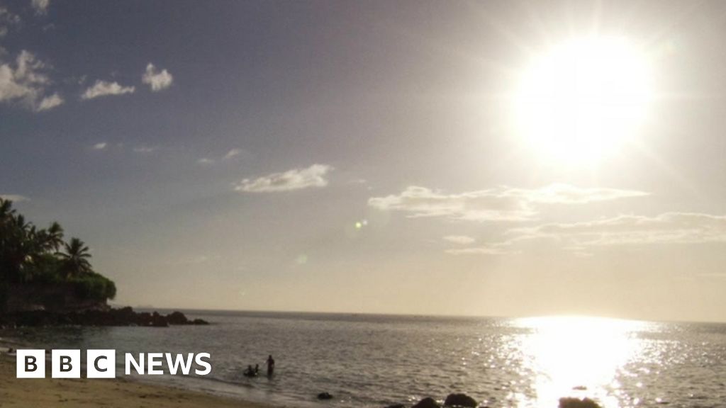 Timelapse shows skies over Comoros at night and day - BBC News