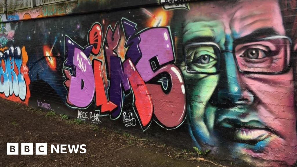 Cambridge college 'touched' by Hawking graffiti - BBC News