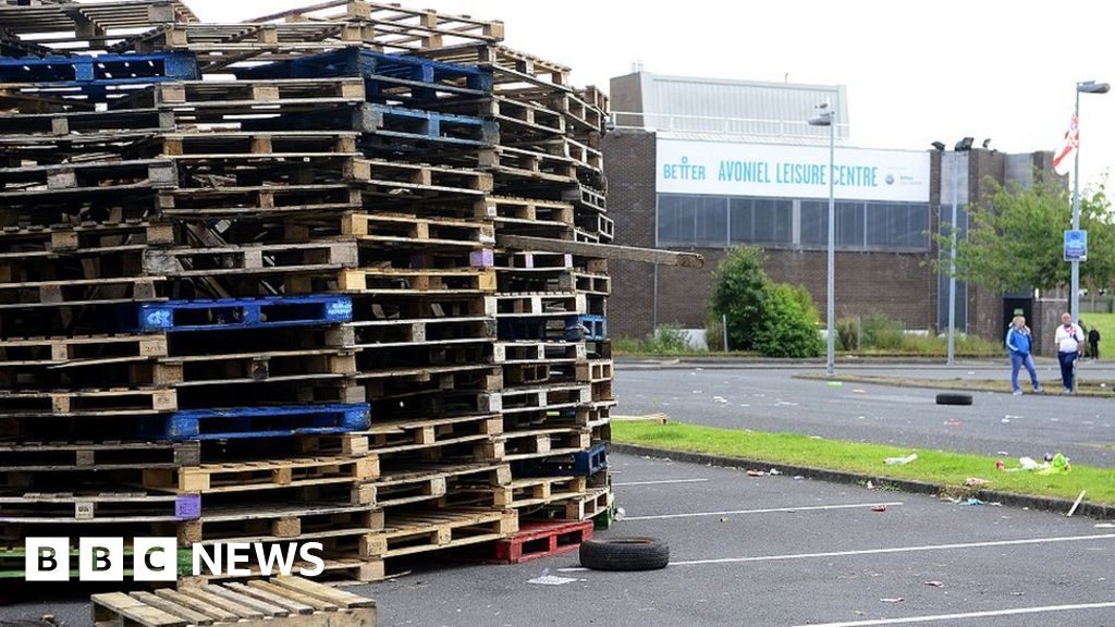 Bonfires: Belfast City Council to remove Avoniel bonfire - BBC News