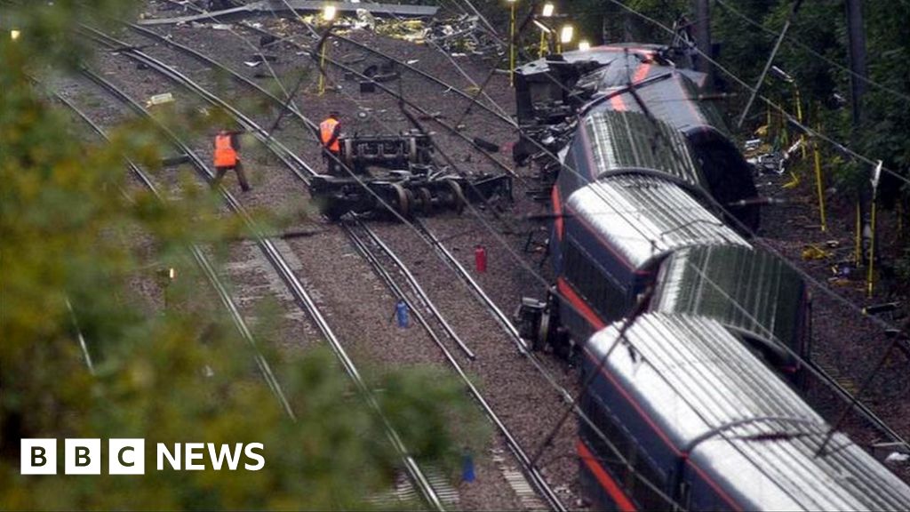 Hatfield rail crash service marks 20th anniversary - BBC News
