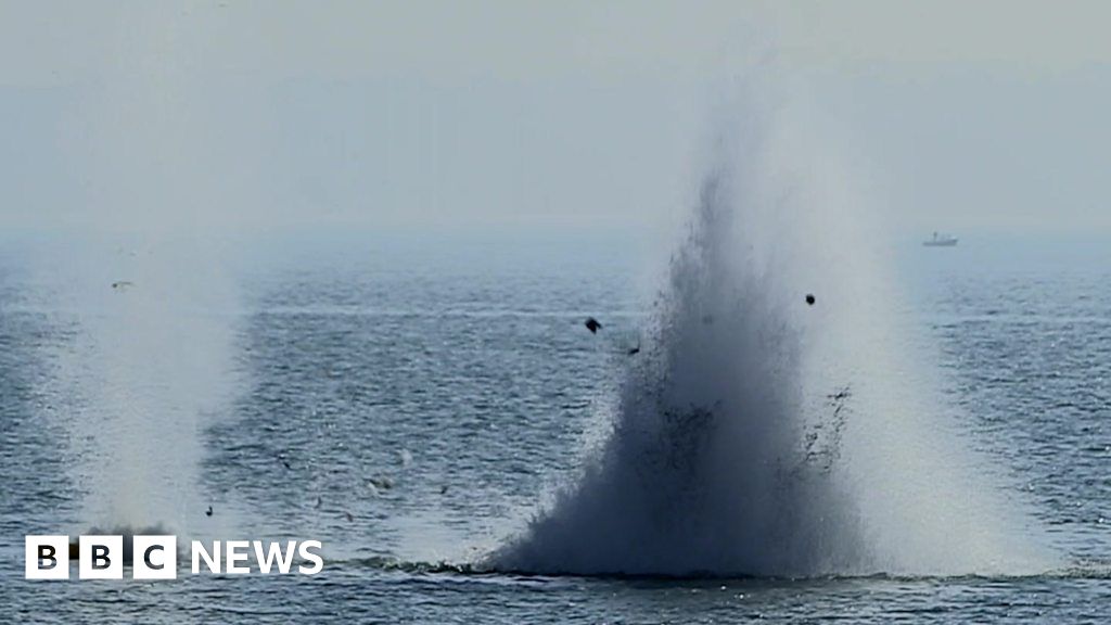 How Royal Navy disposes of unexploded WW2 bombs - BBC News