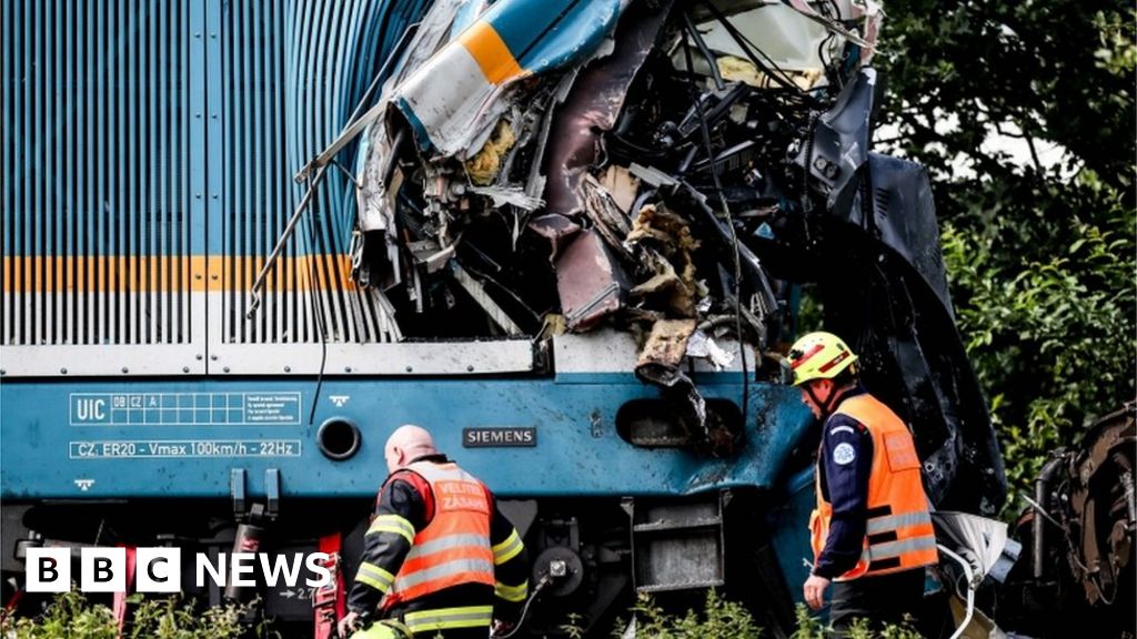 Three dead in train crash near Czech-German border - BBC News