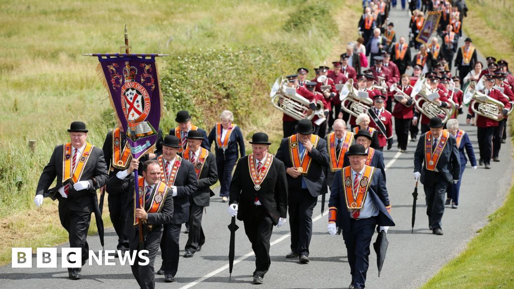 Orange Order march held in Rossnowlagh - BBC News