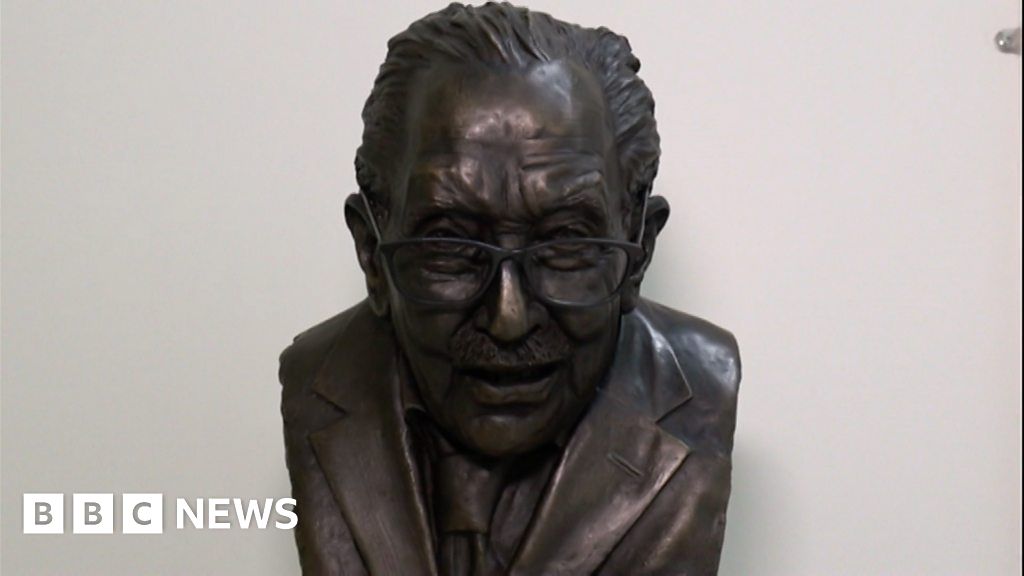 Capt Sir Tom Moore: Bronze bust unveiled at Leeds hospital - BBC News