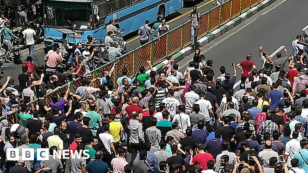 Iran economic protests shut Tehran's Grand Bazaar - BBC News