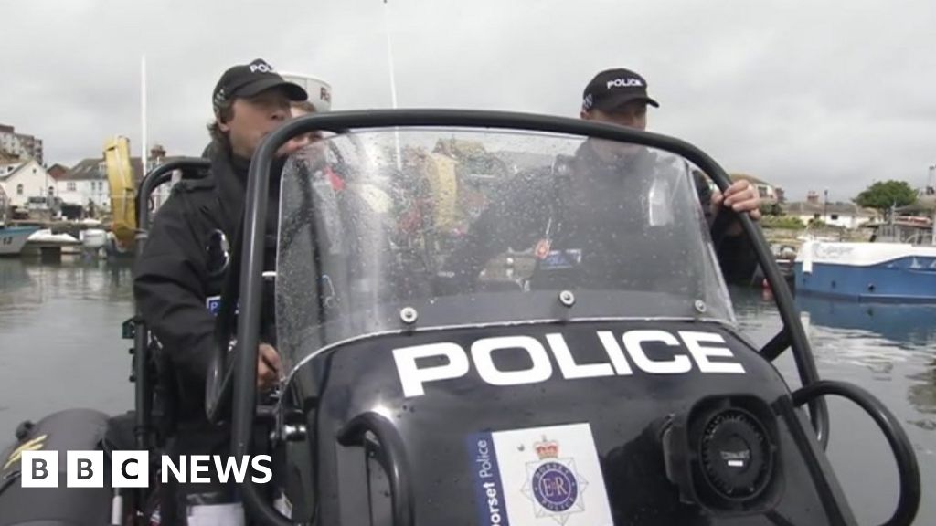 Dorset Police marine patrols stepped up over migrant concerns - BBC News