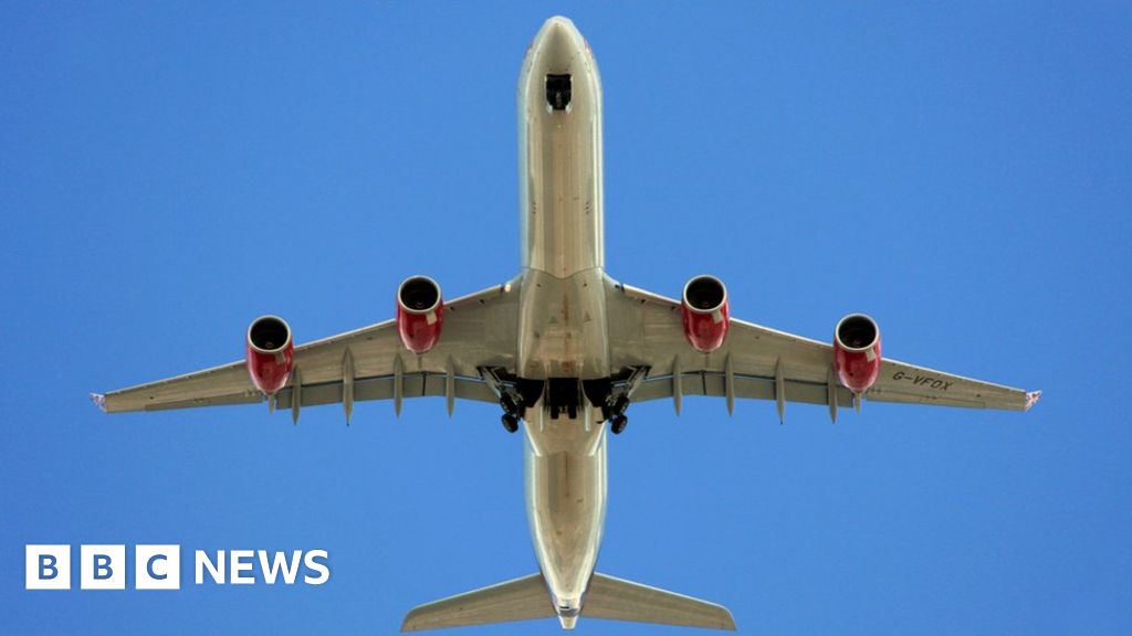 Airport expansion: New runways for Heathrow and Gatwick? - BBC News