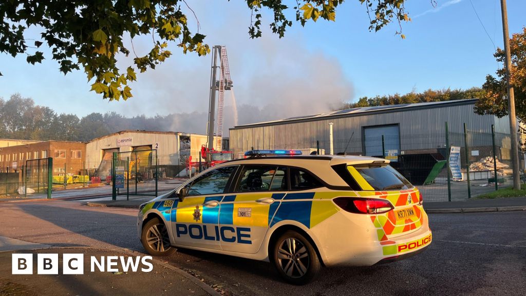 Swindon explosion: Crews remain at Groundwell Industrial Estate - BBC News