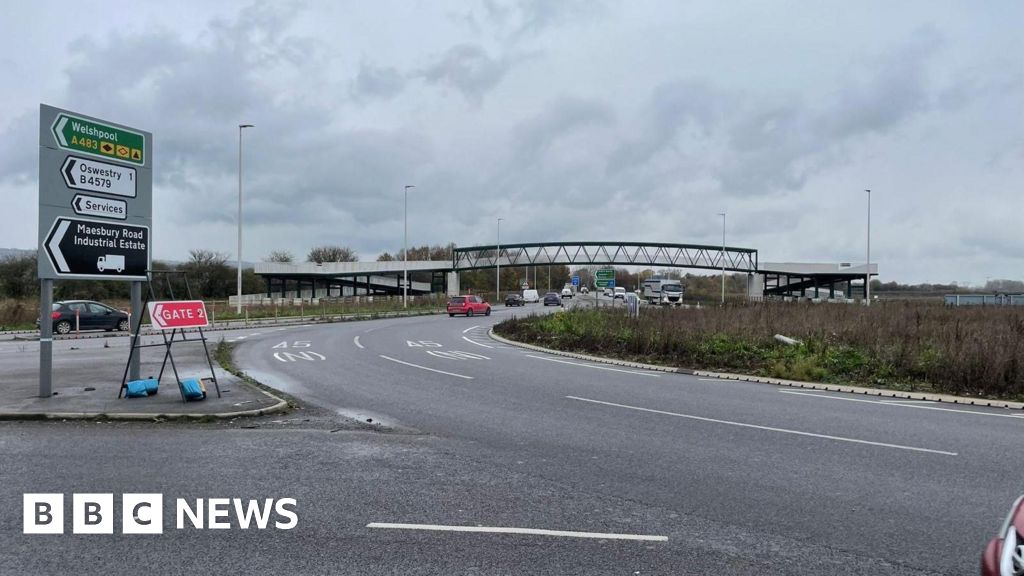 Two dead in Oswestry A5 crash and two in hospital - BBC News