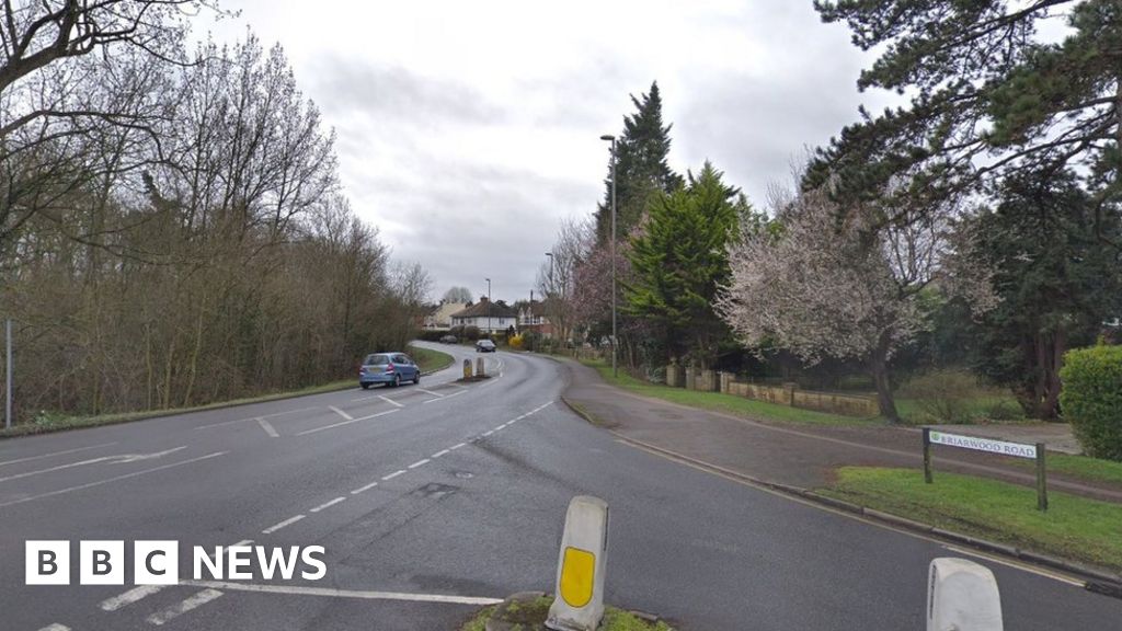 Ewell stabbing: Woman killed in attack in road - BBC News