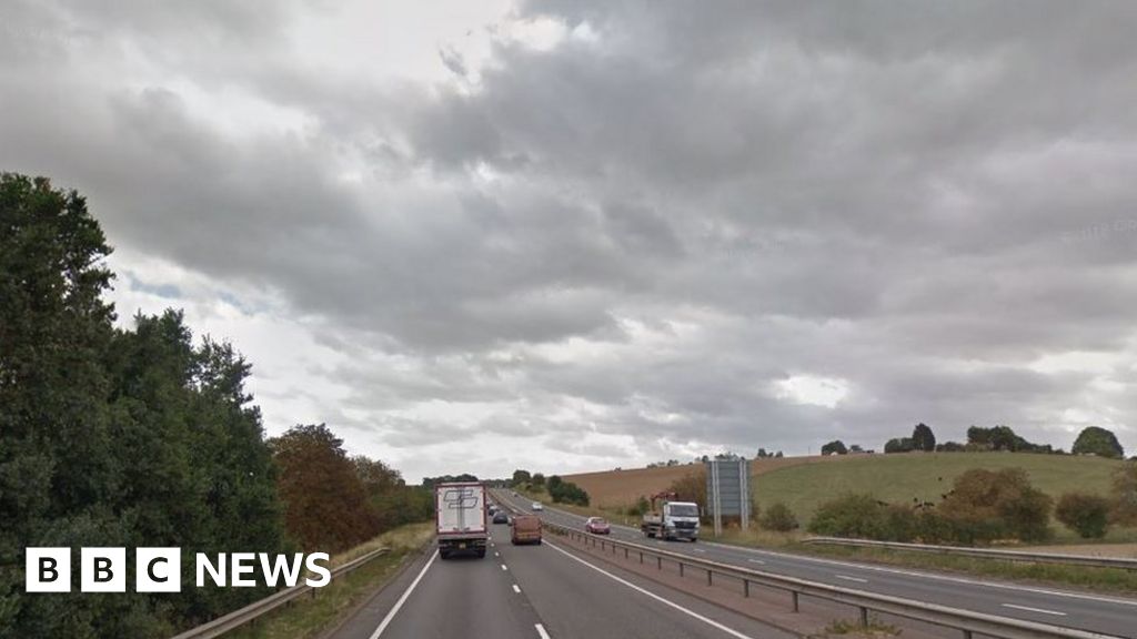 A34 closed in Berkshire after serious crash - BBC News