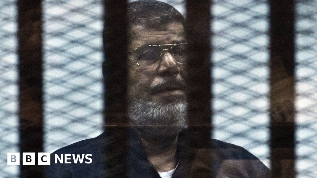 Egypt's ousted president Mohammed Morsi dies during trial - BBC News