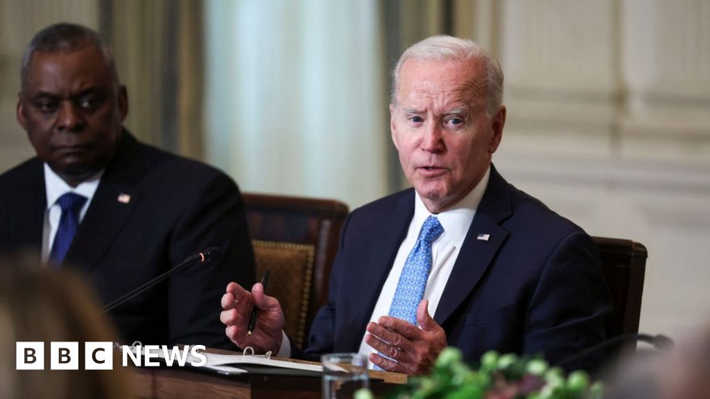 Lloyd Austin: Biden backs Defence Secretary despite lapse in judgement - BBC News