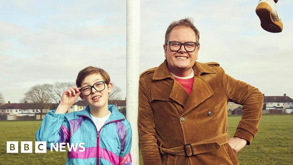 Changing Ends: Playing Alan Carr's dad was moving, says Shaun Dooley - BBC News