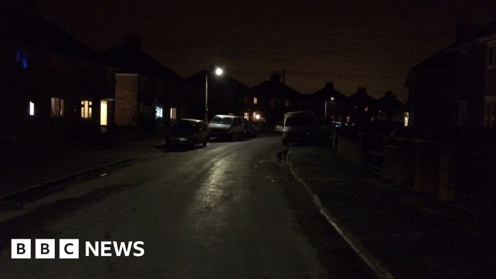 Dim street lights in Moorends 'burglars' paradise' - BBC News
