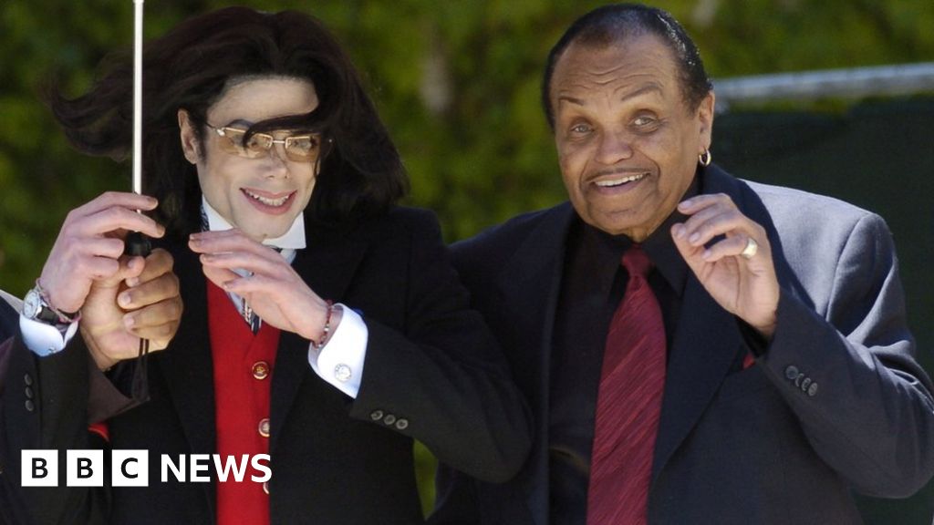 Joe Jackson: Patriarch of Jackson family dies aged 89 - BBC News