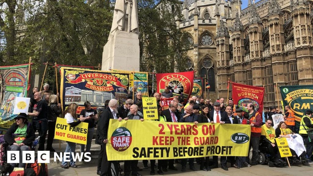 Protest marks two years of Southern and RMT rail dispute - BBC News